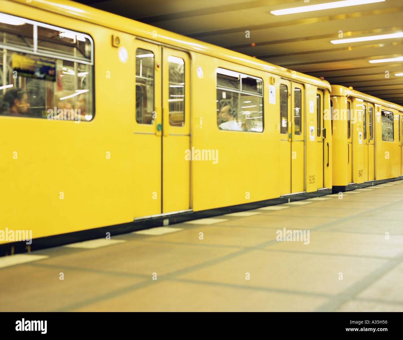 Ein U-Bahn-Zug zieht in einem Berliner Bahnhof Berlin s Metro u-Bahn ...