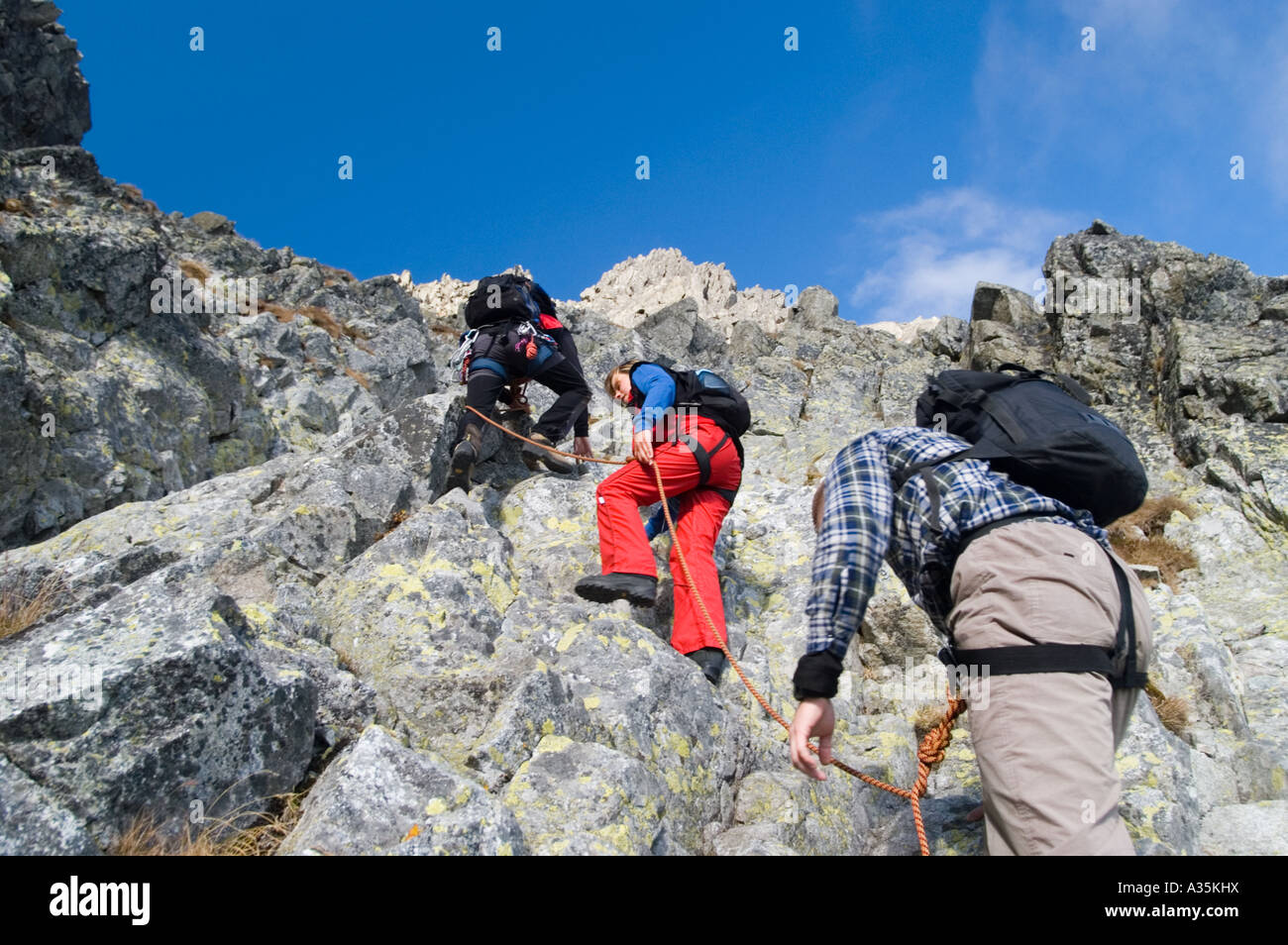Gruppe von Touristen an einem Seil gesichert klettern die Gerlach ...