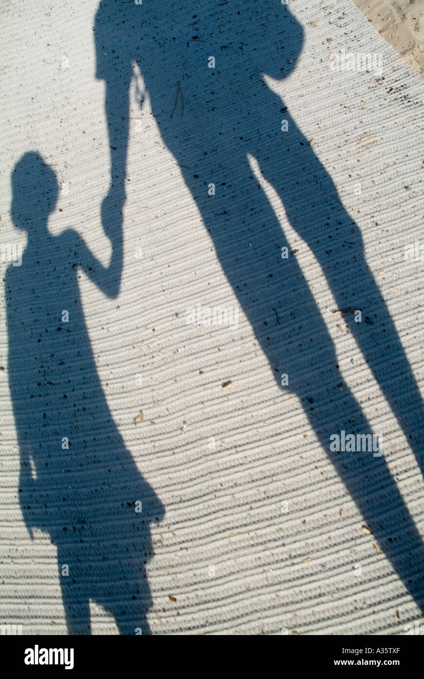 Zwei leute werfen ihre schatten -Fotos und -Bildmaterial in hoher ...