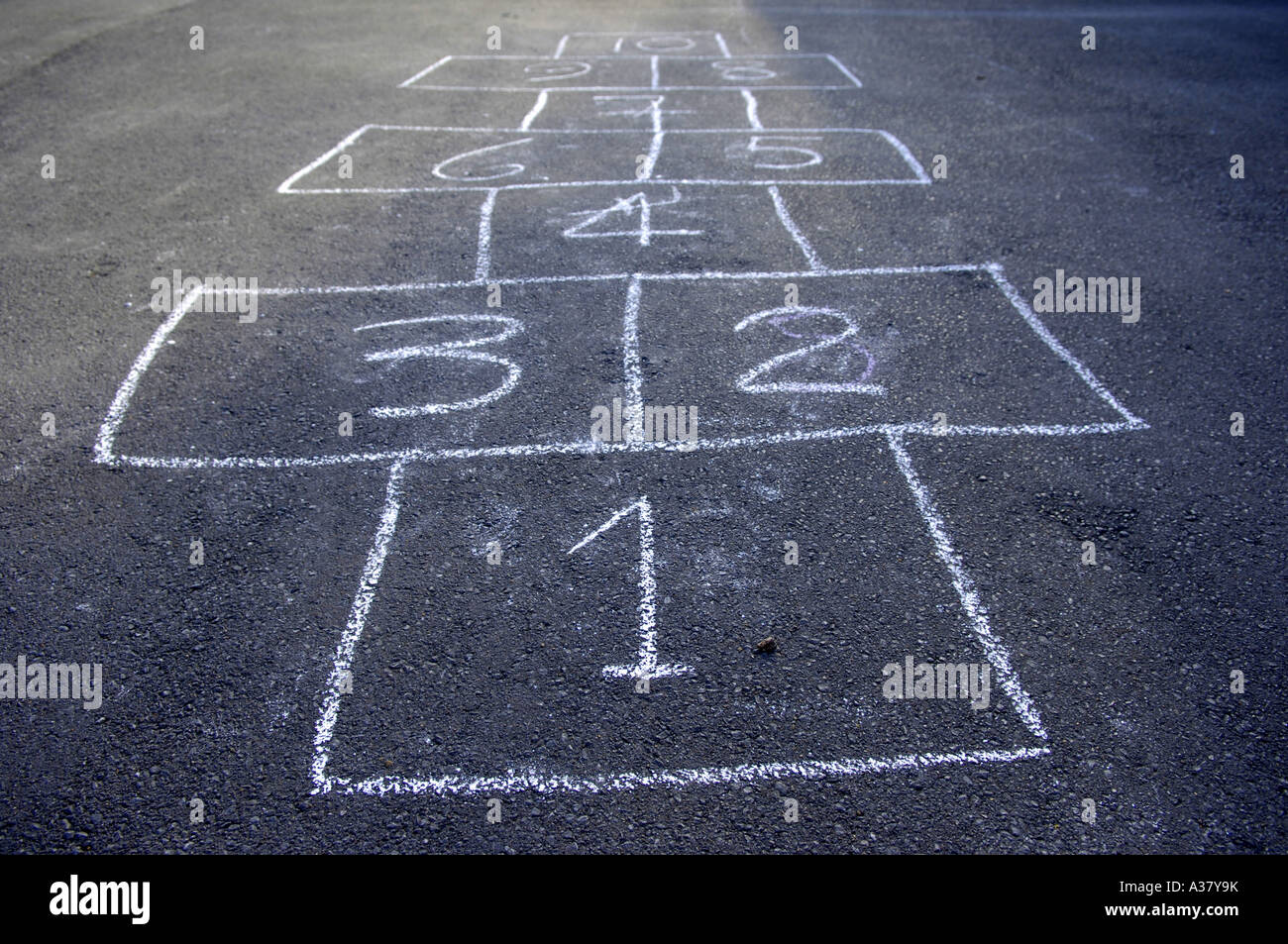 Hopscotch numbers chalk tarmac floor -Fotos und -Bildmaterial in hoher ...