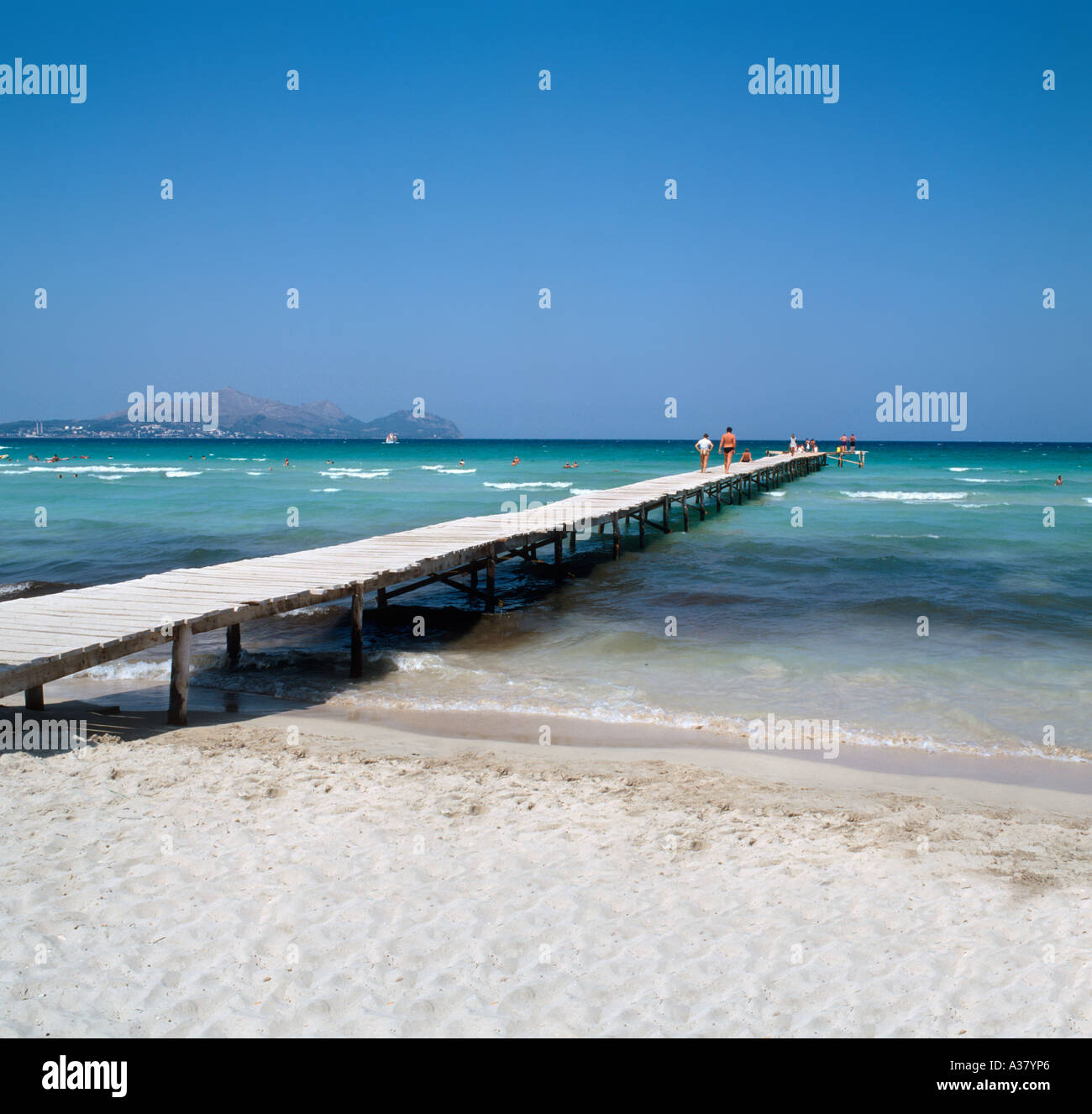Steg auf Puerto Alcudia Strand, Mallorca, Balearen, Spanien ...
