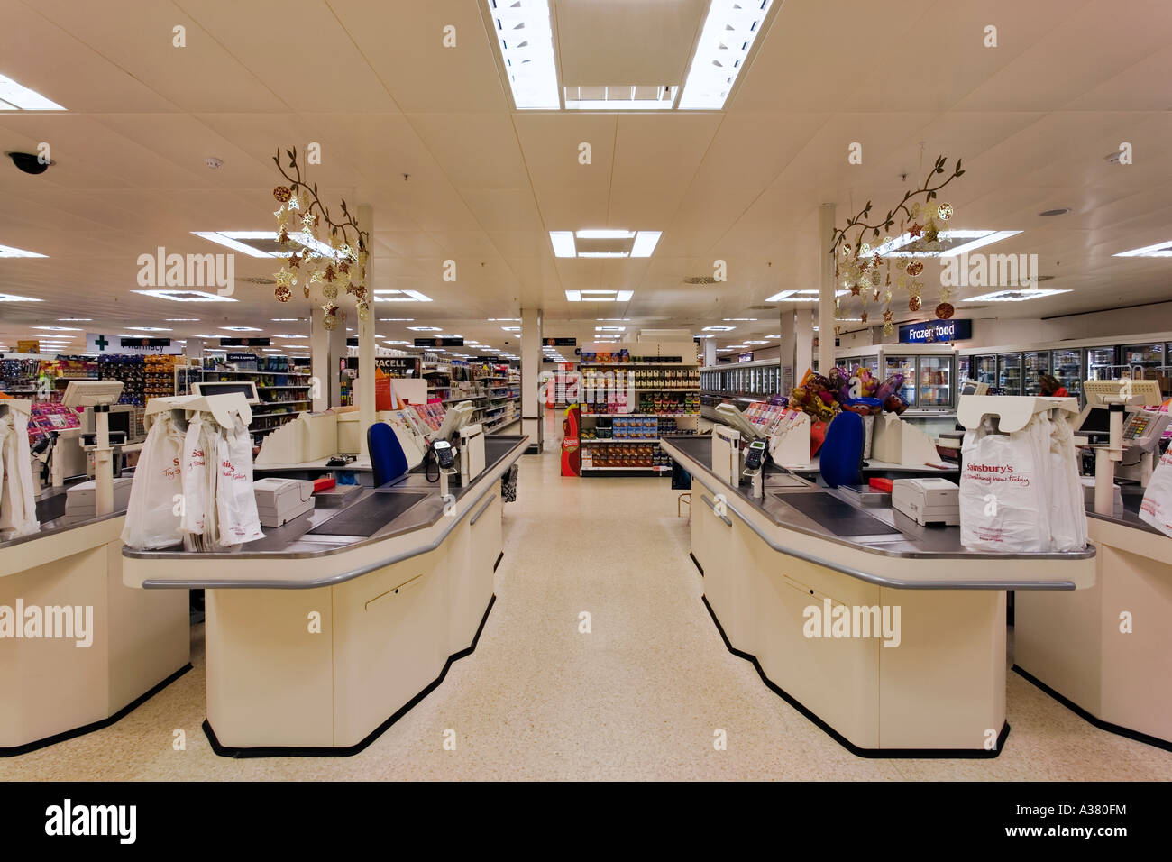 Checkout counters -Fotos und -Bildmaterial in hoher Auflösung – Alamy