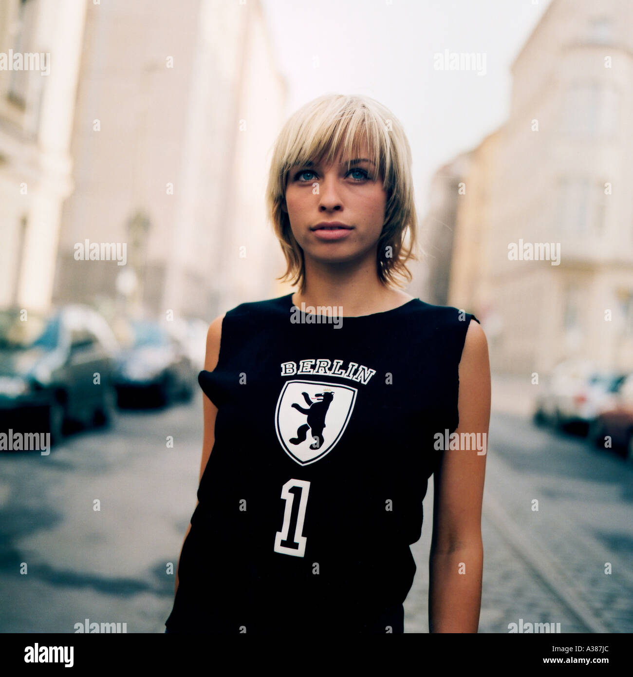 Berlin GirlYoung Frau in Berlin hat Berlin T Shirt Stockfotografie - Alamy