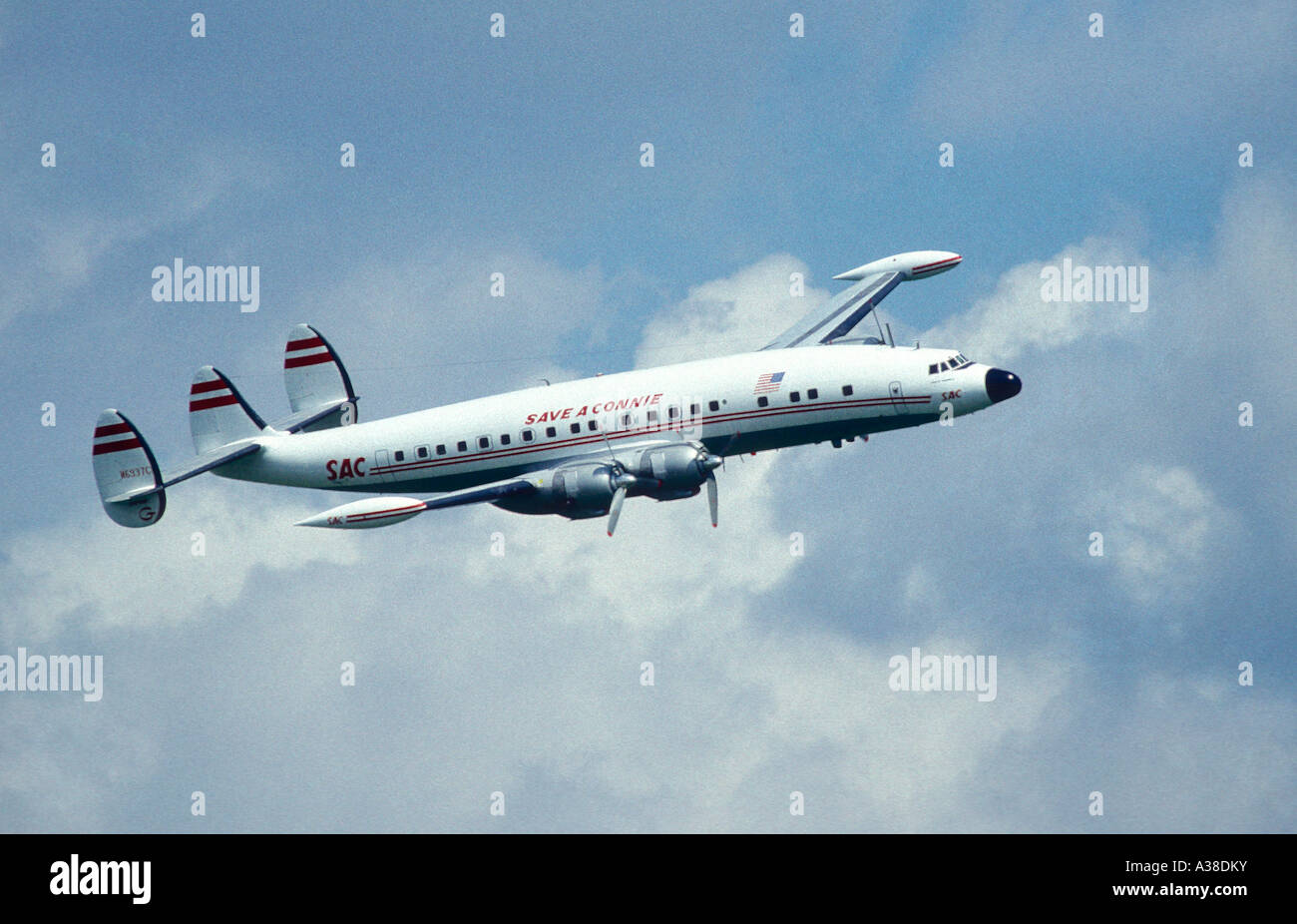 LOCKHEED SUPER CONSTELLATION OLDTIMER-FLUGZEUGE BEI OSHKOSH AIR DISPLAY ...