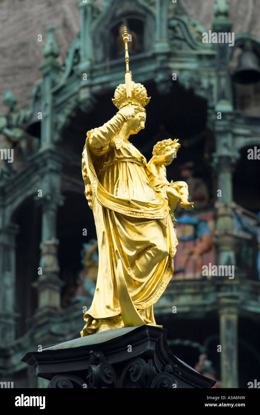 Statue von Maria Mary mit Jesus vor der Glockenspiel New Town Hall ...