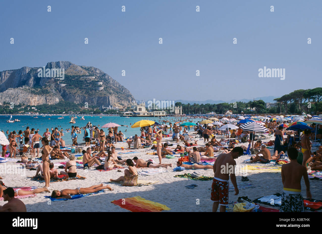 Italien Sizilien Palermo Mondello Strand überfüllt mit Sonnenanbeter ...