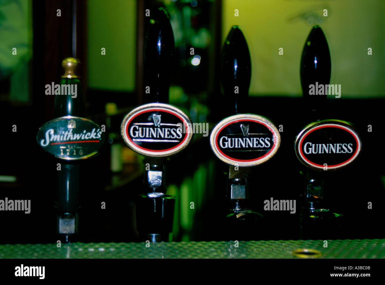 Guinness bar pump -Fotos und -Bildmaterial in hoher Auflösung – Alamy