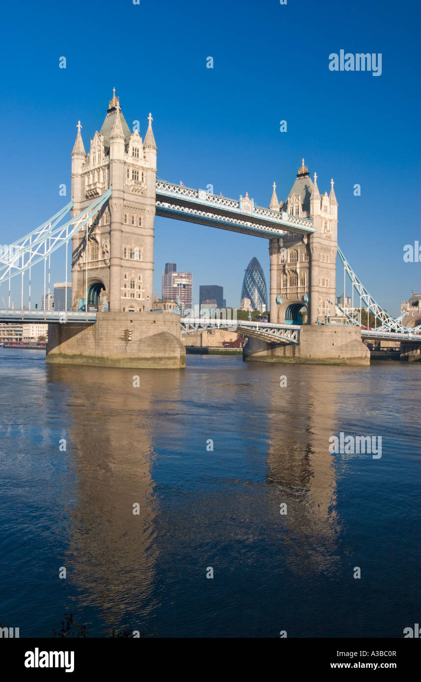 Die Tower Bridge und der Themse mit der Swiss Re Tower London Gherkin ...