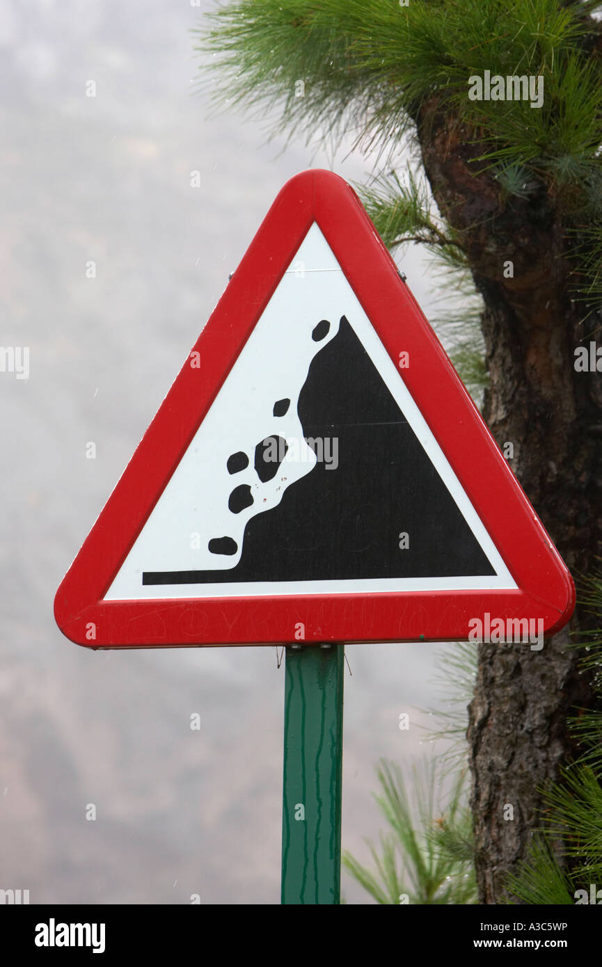 locker fallende Felsen Warnung dreieckigen Roadsign an der Bergstrasse ...