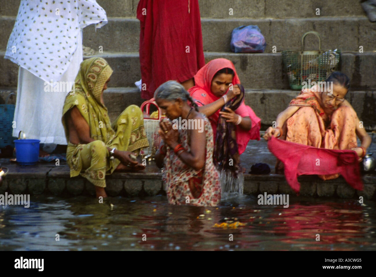 Frauen Baden Im Fluss Ganges Varanasi Benares Indien Beten Stockfoto