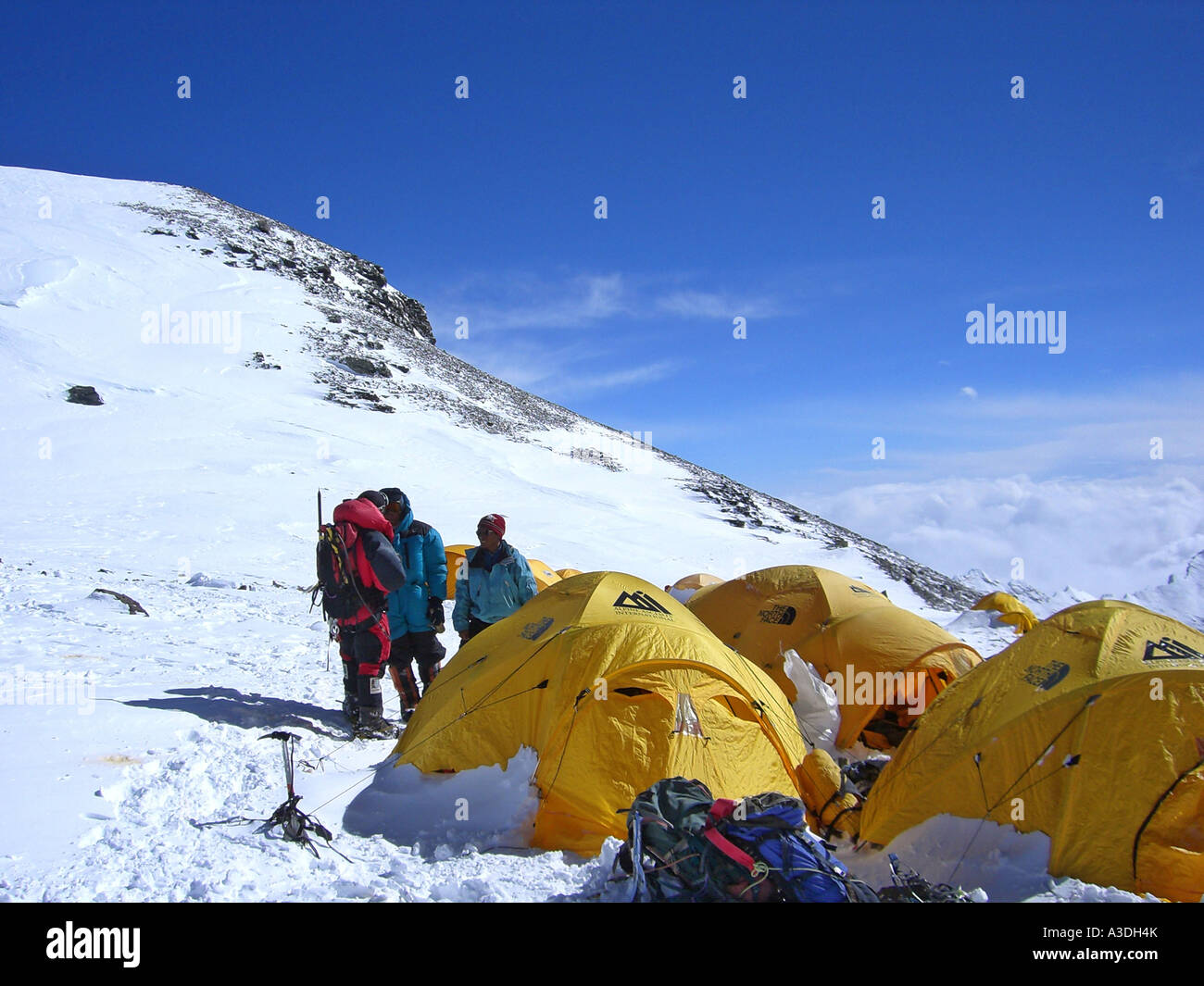 Gelbe Zelte, Alpinisten und Ausrüstung im Lager IV, 4, am South Col ...