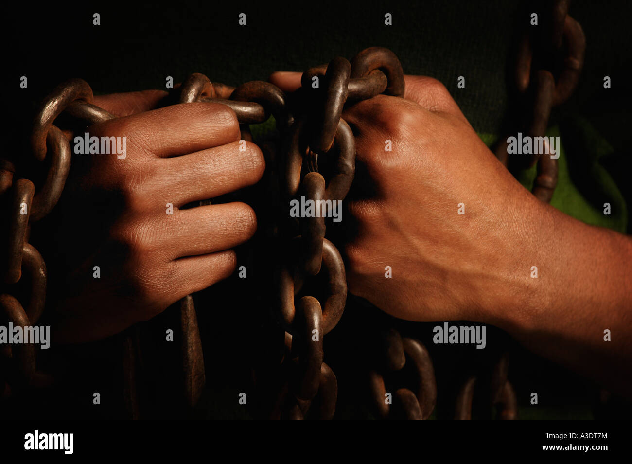 Mann in ketten -Fotos und -Bildmaterial in hoher Auflösung – Alamy