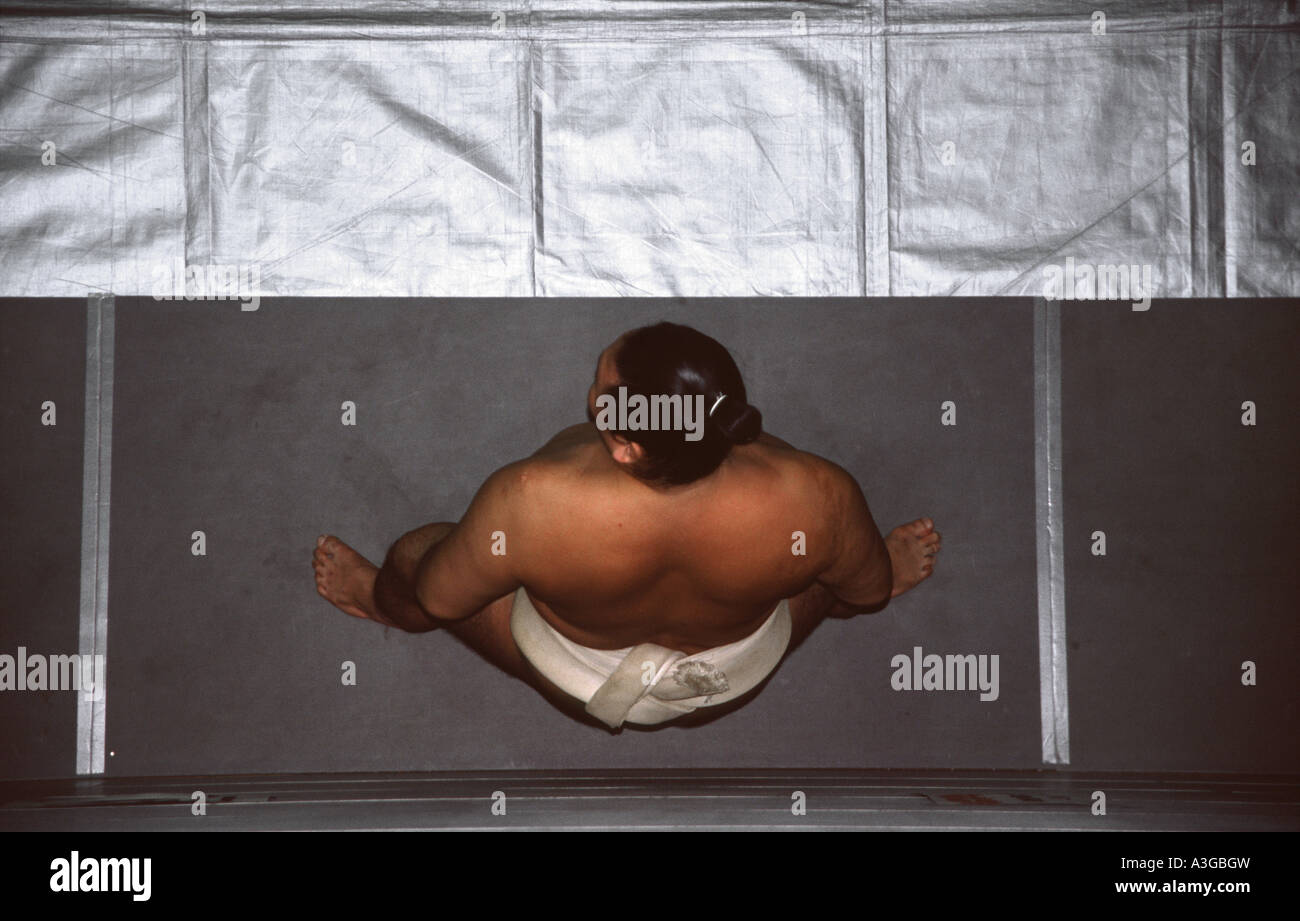 Ein Sumo-Ringer erwärmt sich bei einem lokalen Turnier in einer ...