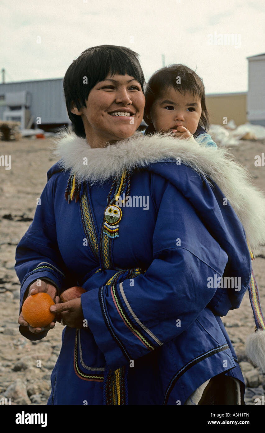 Inuit-Frau und Kind Cape Dorset Baffin Island Northwest Territory ...