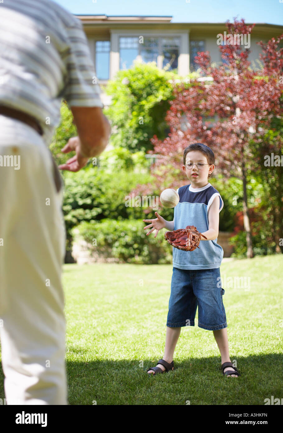 Fangen Spielen Garten Family Stockfotos und -bilder Kaufen - Alamy