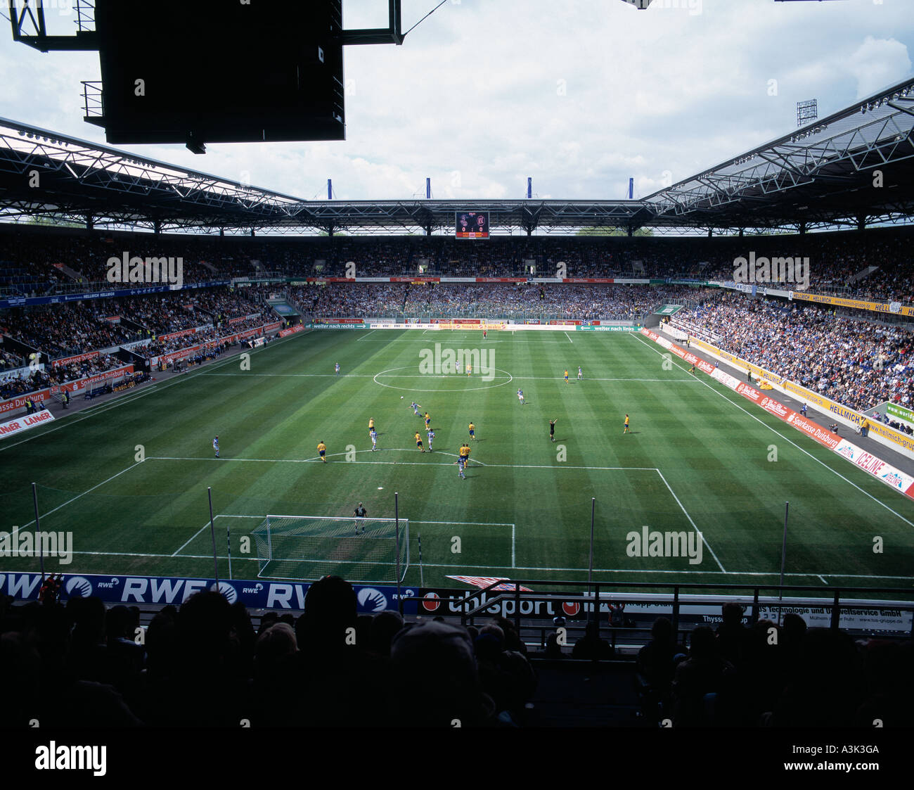 Fußball, 2. Bundesliga 2004/2005, Menge von Zuschauern im Stadion MSV ...