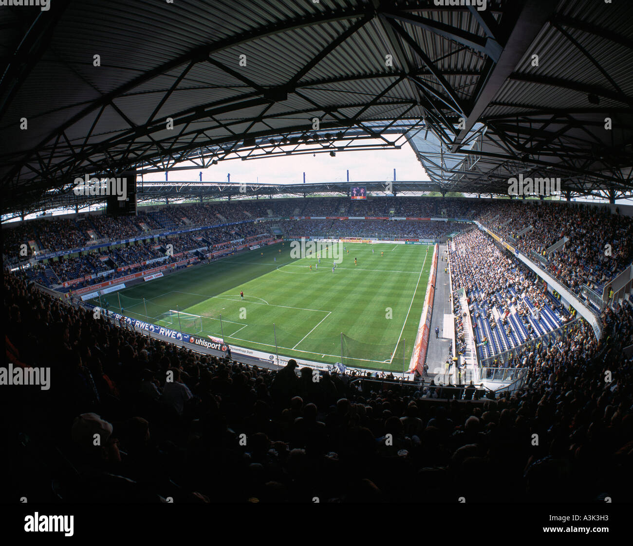 Fußball, 2. Bundesliga 2004/2005, Menge von Zuschauern im Stadion MSV ...