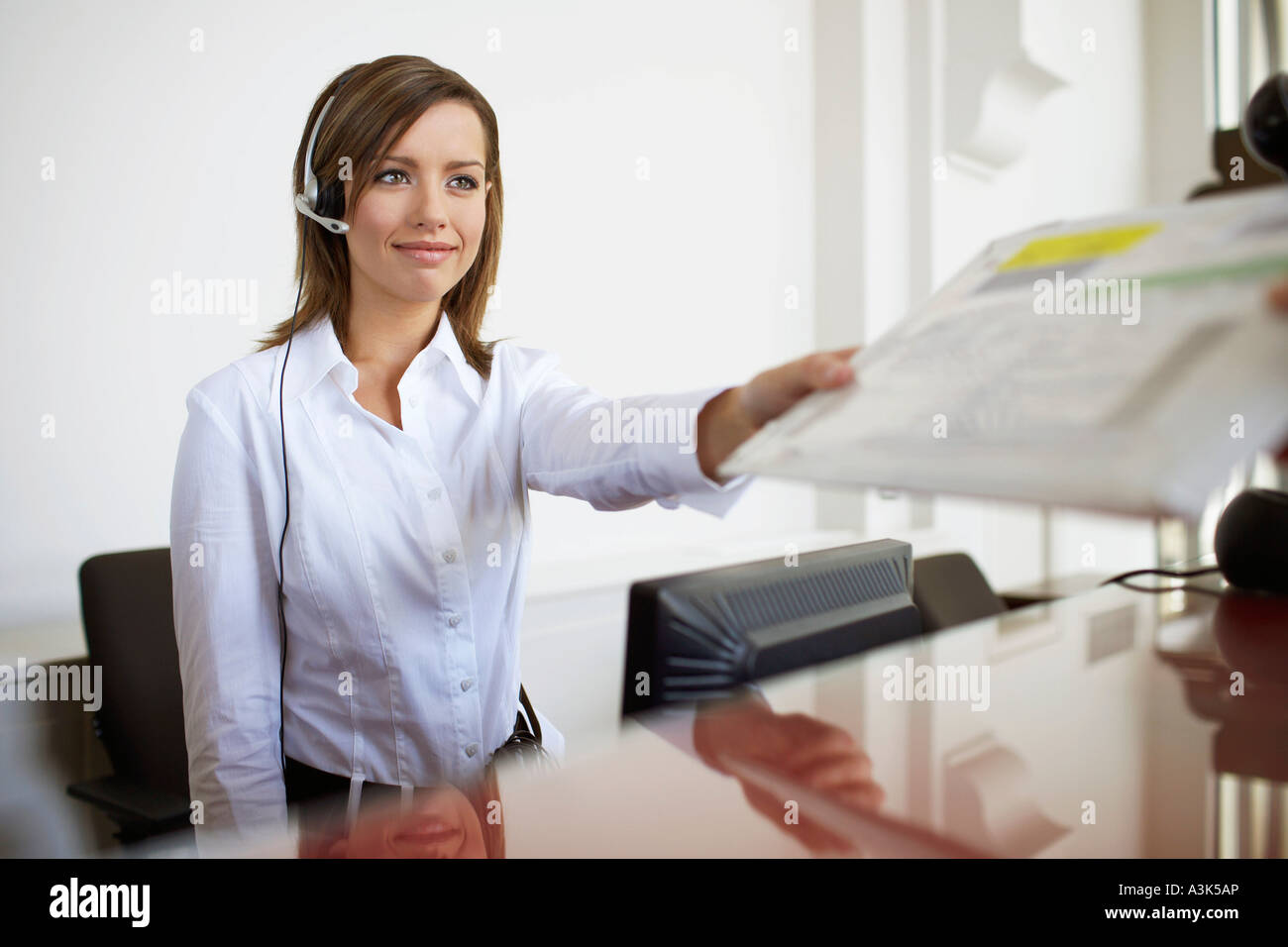 Receptionist Behind Desk Headset Stockfotos und -bilder Kaufen - Alamy