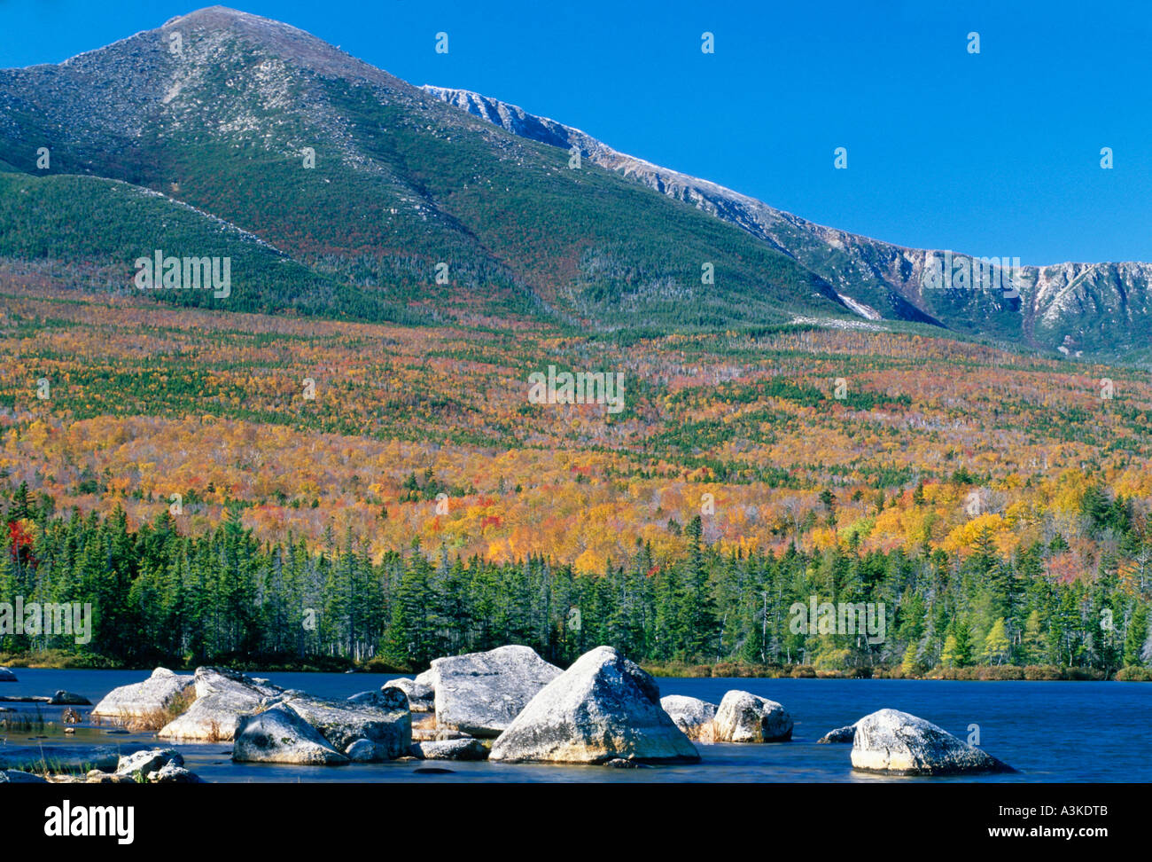 Mt. Kathadin und Sandy Stream Teich im Indian Summer Herbst Farben ...