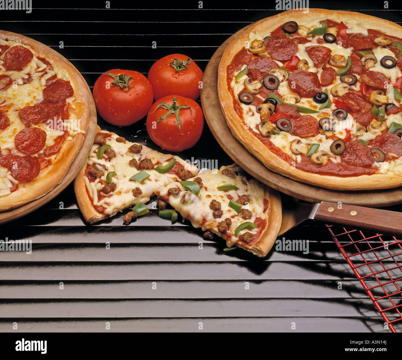 Italienische Pizza Pie ganze Scheiben Käse Peperoni schwarze Oliven ...