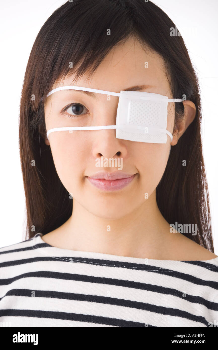 Woman wearing eye patch -Fotos und -Bildmaterial in hoher Auflösung – Alamy