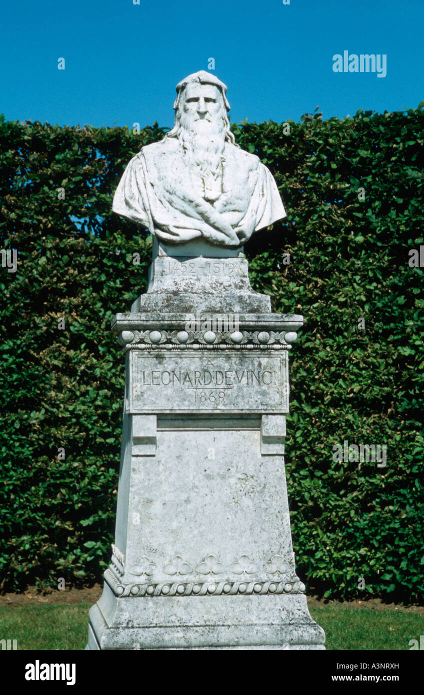 Statue leonardo da vinci amboise -Fotos und -Bildmaterial in hoher ...