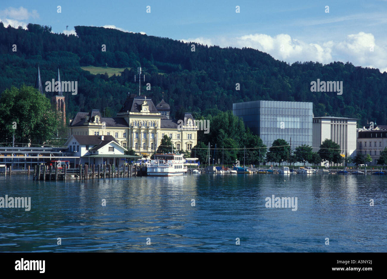 Skyline von Bregenz mit dem Kunsthaus Bregenz Museum Bregenzer See ...