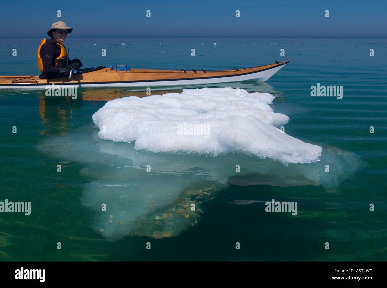 Ein Kajakfahrer Meer paddeln durch Eis im Lake Superior dargestellter ...