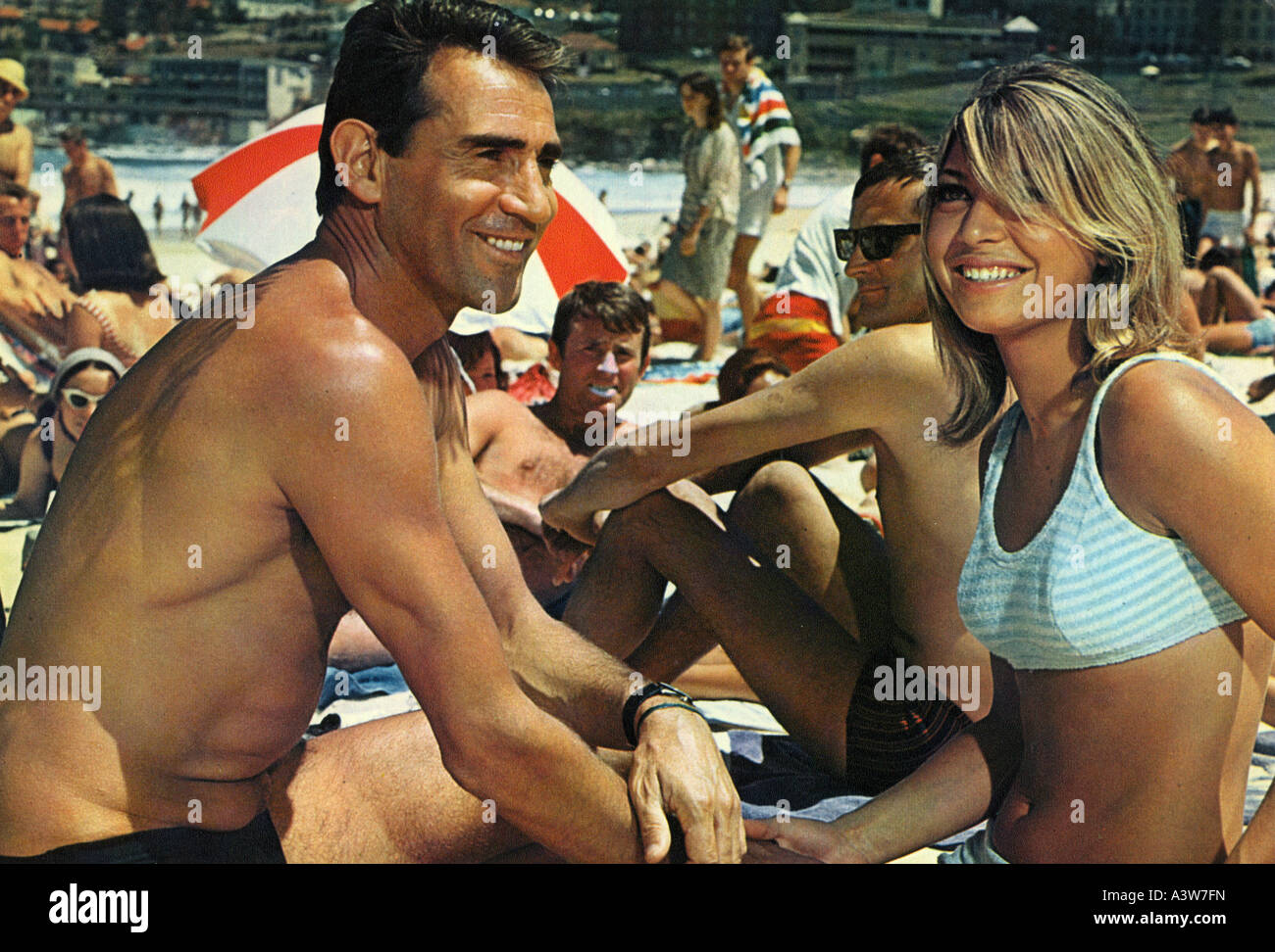 Sie sind A Weird MOB 1966 Williamson-Powell Film mit Walter Chiari und Clare Dunne ...