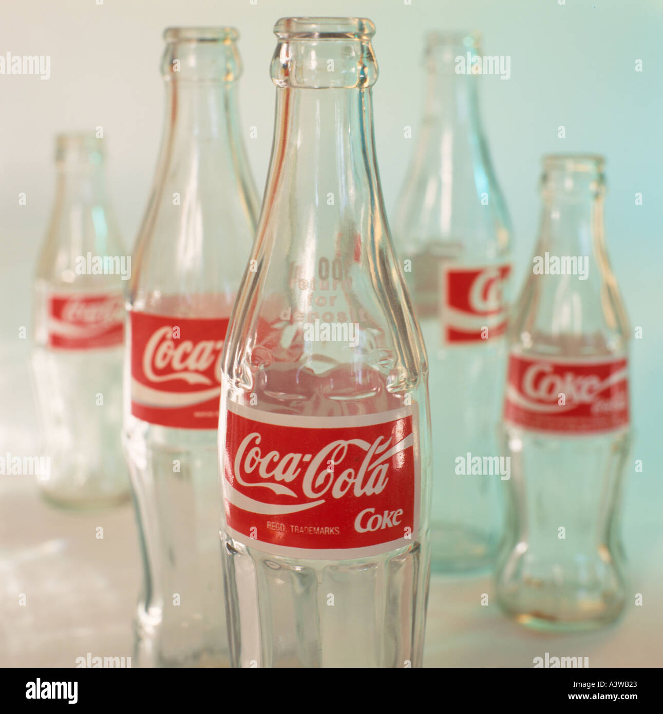 Klassische cola flaschen -Fotos und -Bildmaterial in hoher Auflösung ...