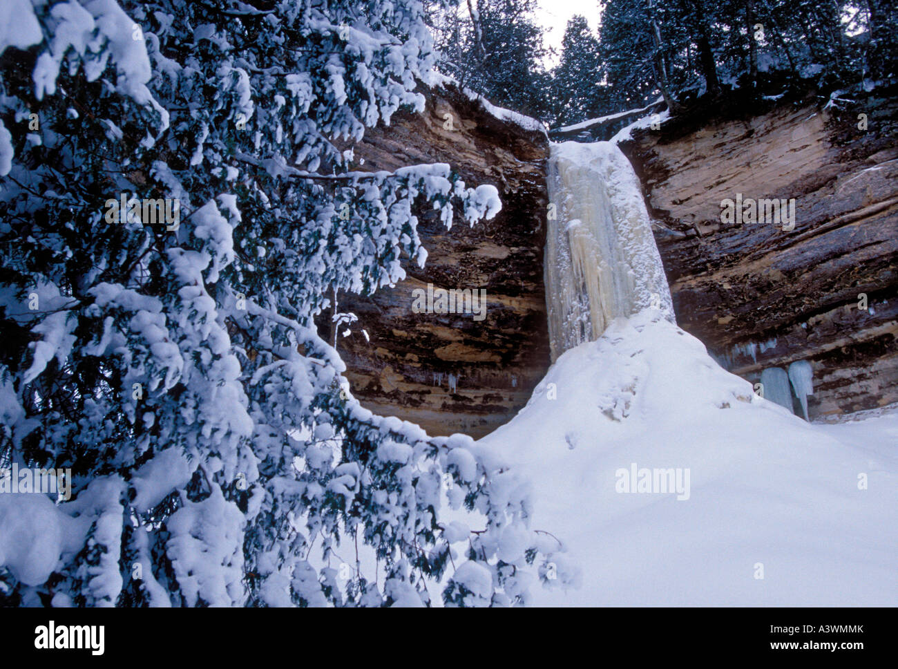 Frozen munising falls in winter -Fotos und -Bildmaterial in hoher ...