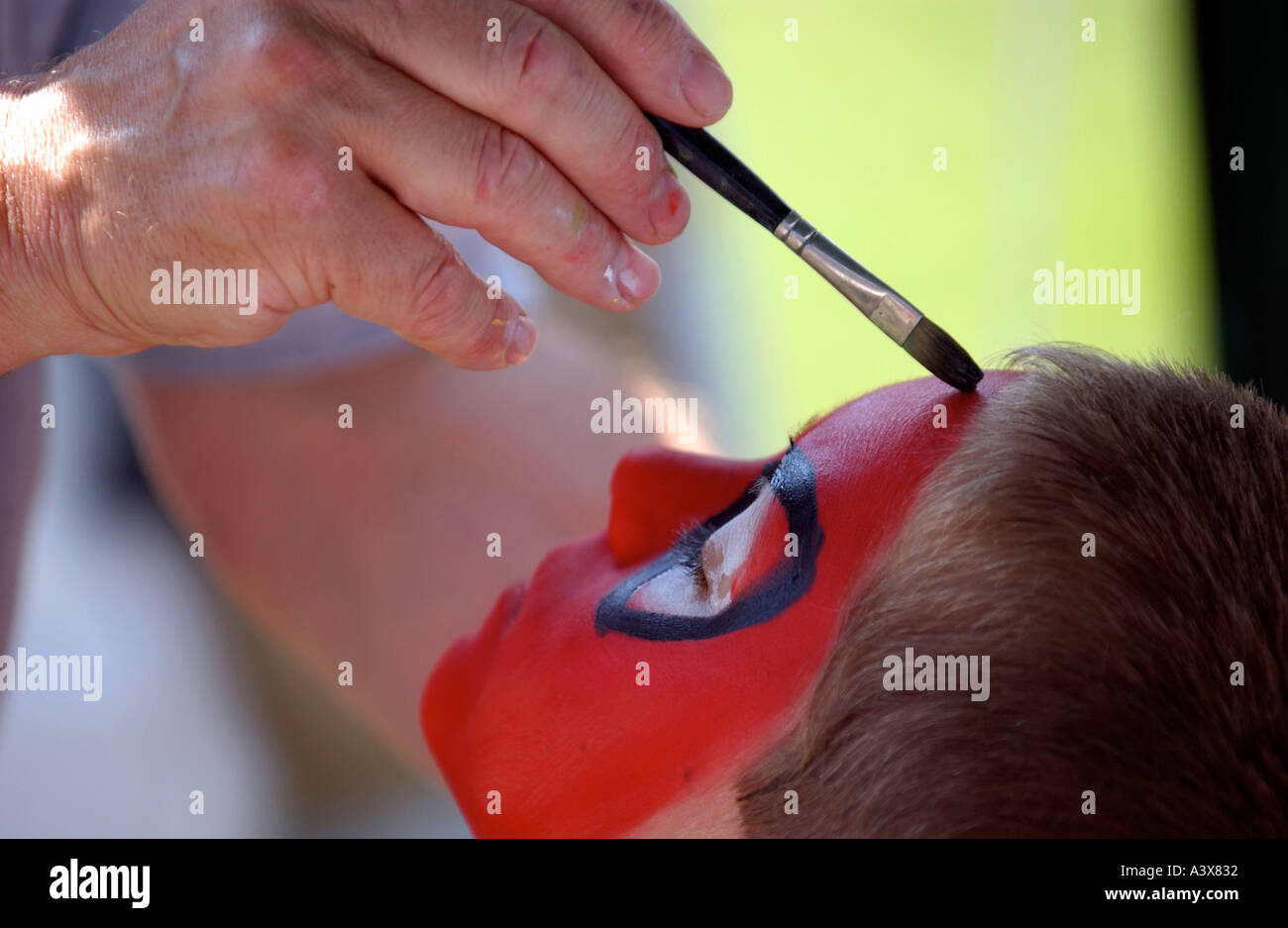 Gemaltes kind -Fotos und -Bildmaterial in hoher Auflösung – Alamy