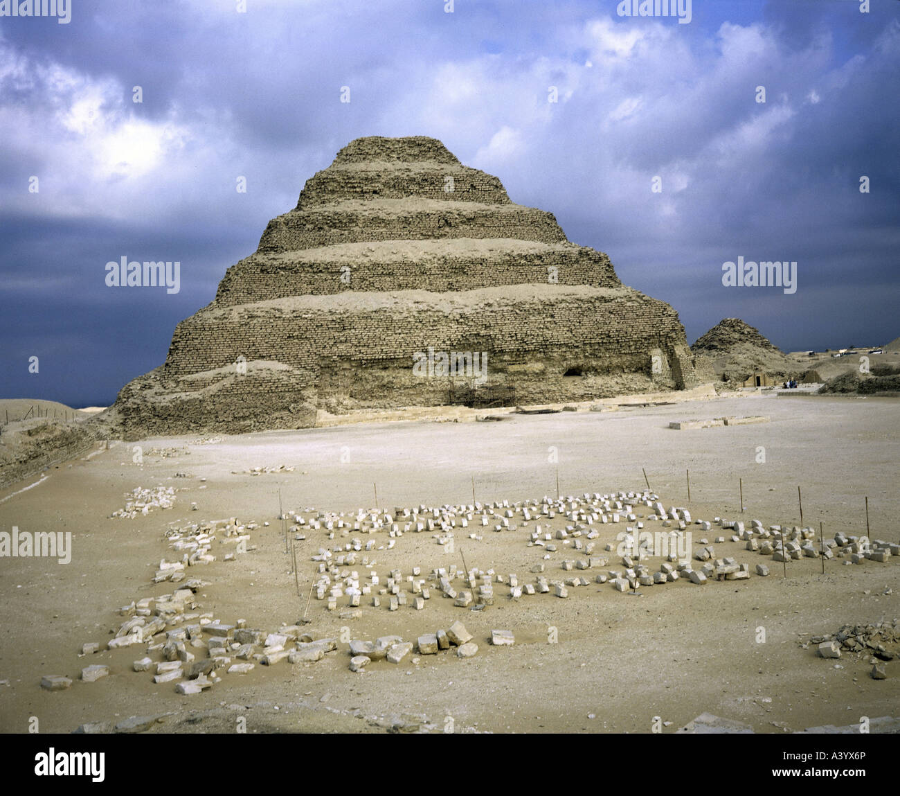 djoser-pyramide-fotos-und-bildmaterial-in-hoher-aufl-sung-alamy