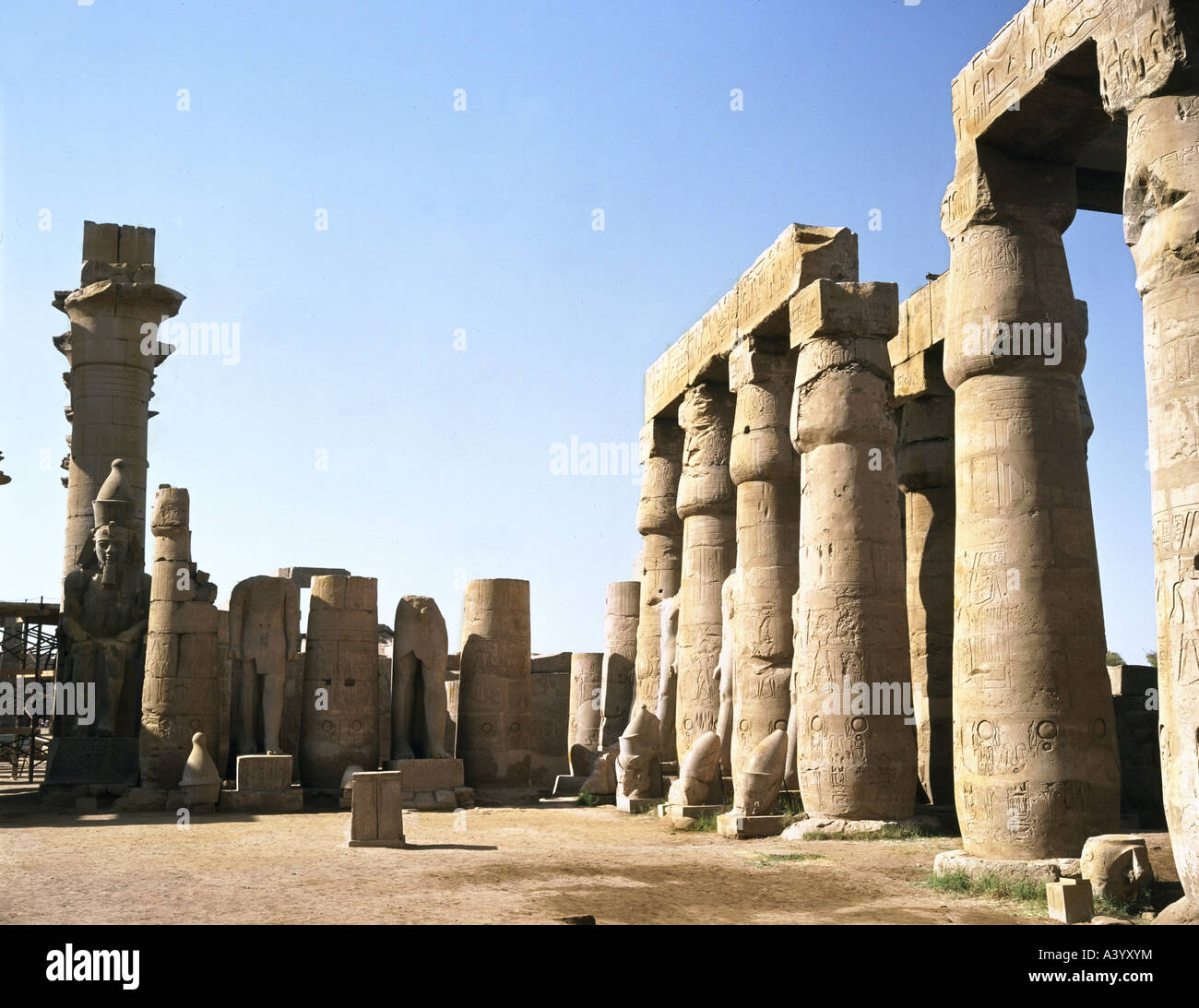 reise-geographie-gypten-luxor-geb-ude-tempel-gottonische-familie