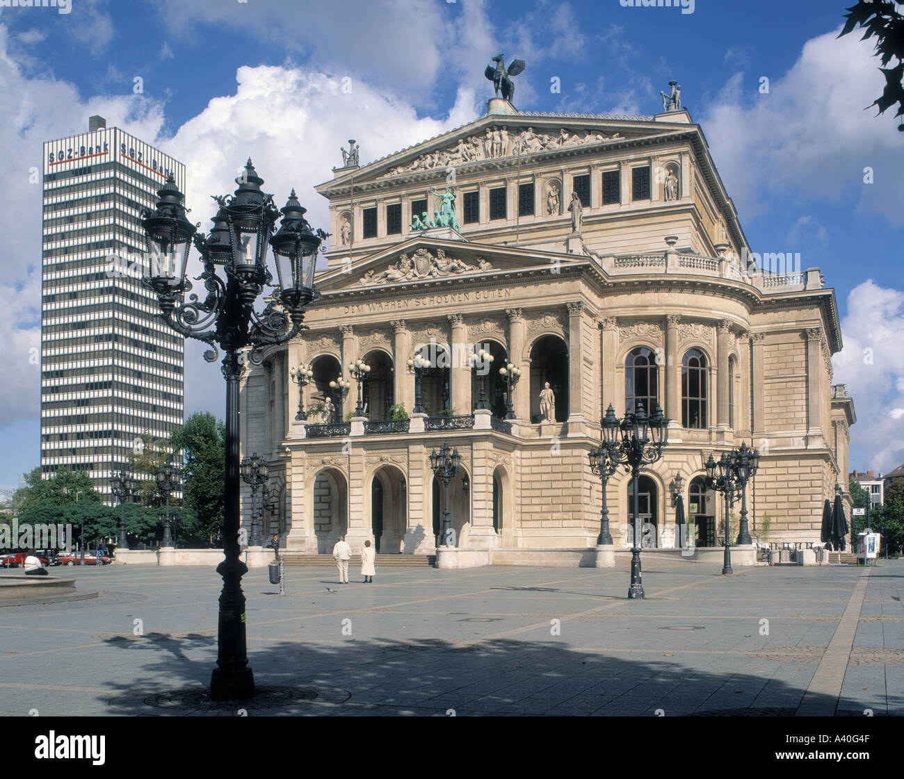 Alte oper frankfurt skulptur -Fotos und -Bildmaterial in hoher ...