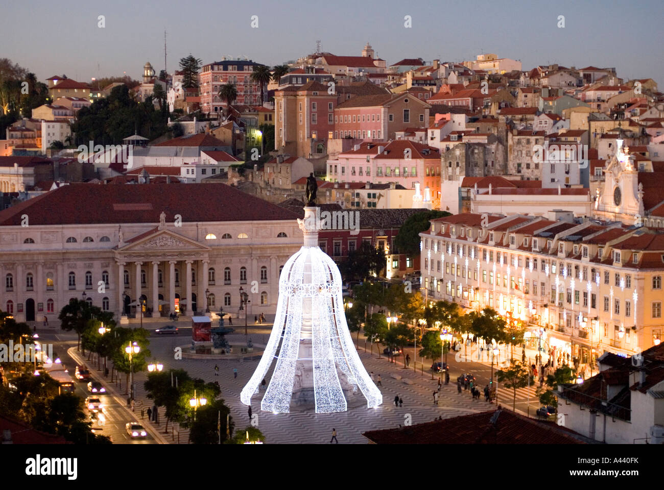 Hauptplatz in Lissabon PRACA ROSSIO mit Weihnachten beleuchtet Lichter ...