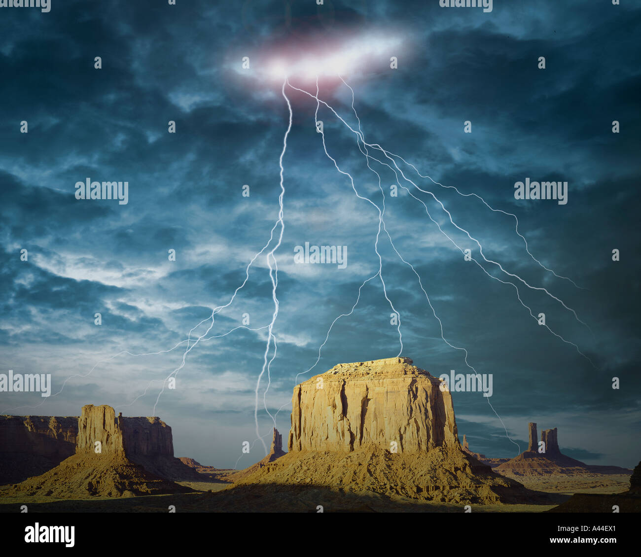 Monument valley lightning -Fotos und -Bildmaterial in hoher Auflösung ...