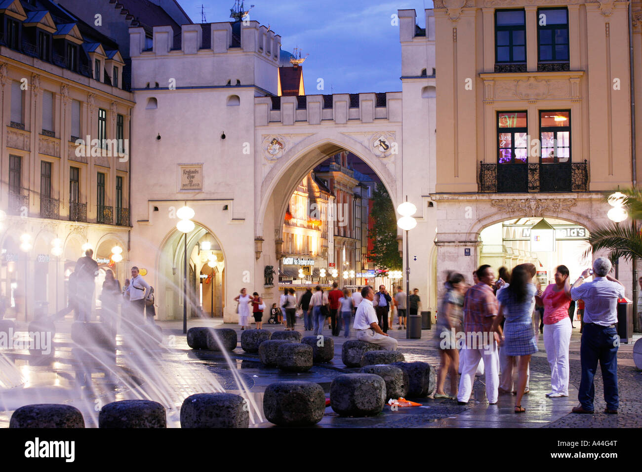 Deutschland Muenchen Karlsplatz Stachus Stockfotos und -bilder Kaufen ...