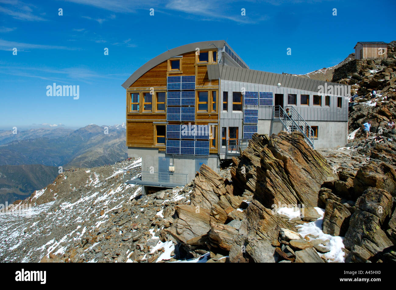 Moderne Berghütte Refuge de Tete Rousse bei der Besteigung des Mt ...