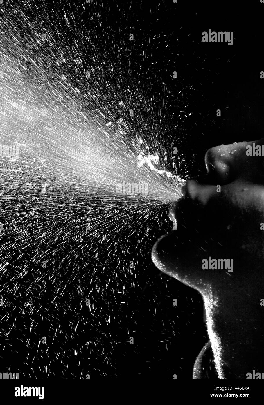 Mund spuckendes wasser -Fotos und -Bildmaterial in hoher Auflösung – Alamy