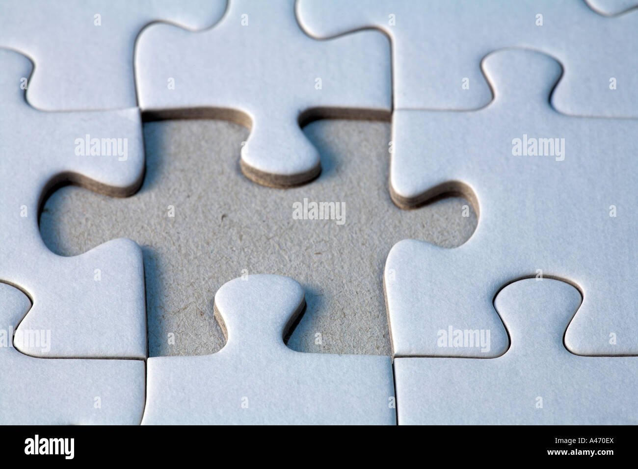 Weiße Jigsaw Puzzle, ein Stück fehlt Stockfotografie - Alamy
