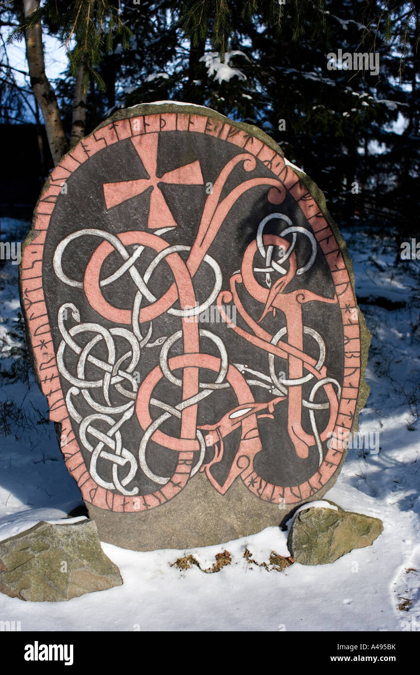 11th century viking rune stone -Fotos und -Bildmaterial in hoher ...