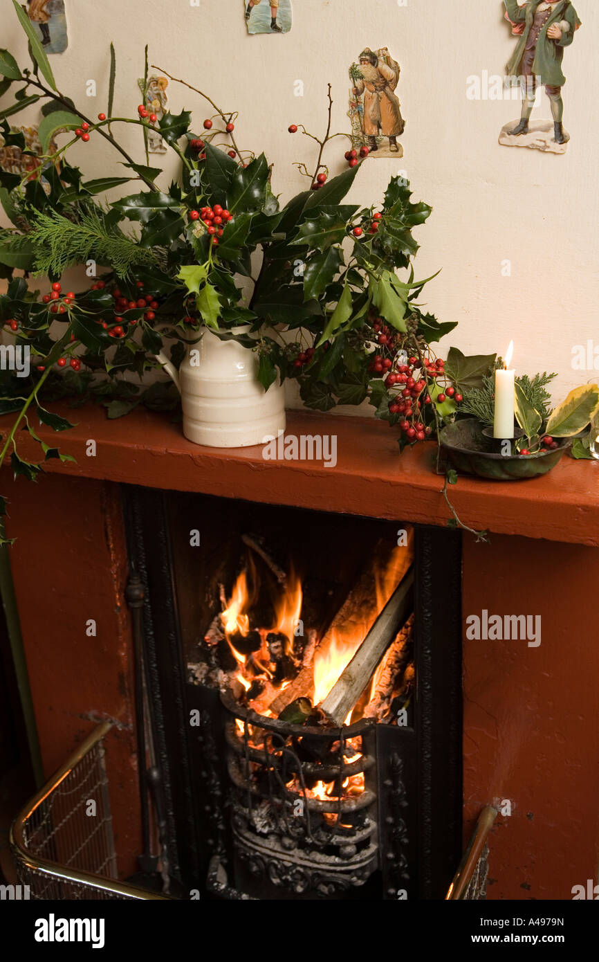 Dekoriertes kaminsims -Fotos und -Bildmaterial in hoher Auflösung – Alamy
