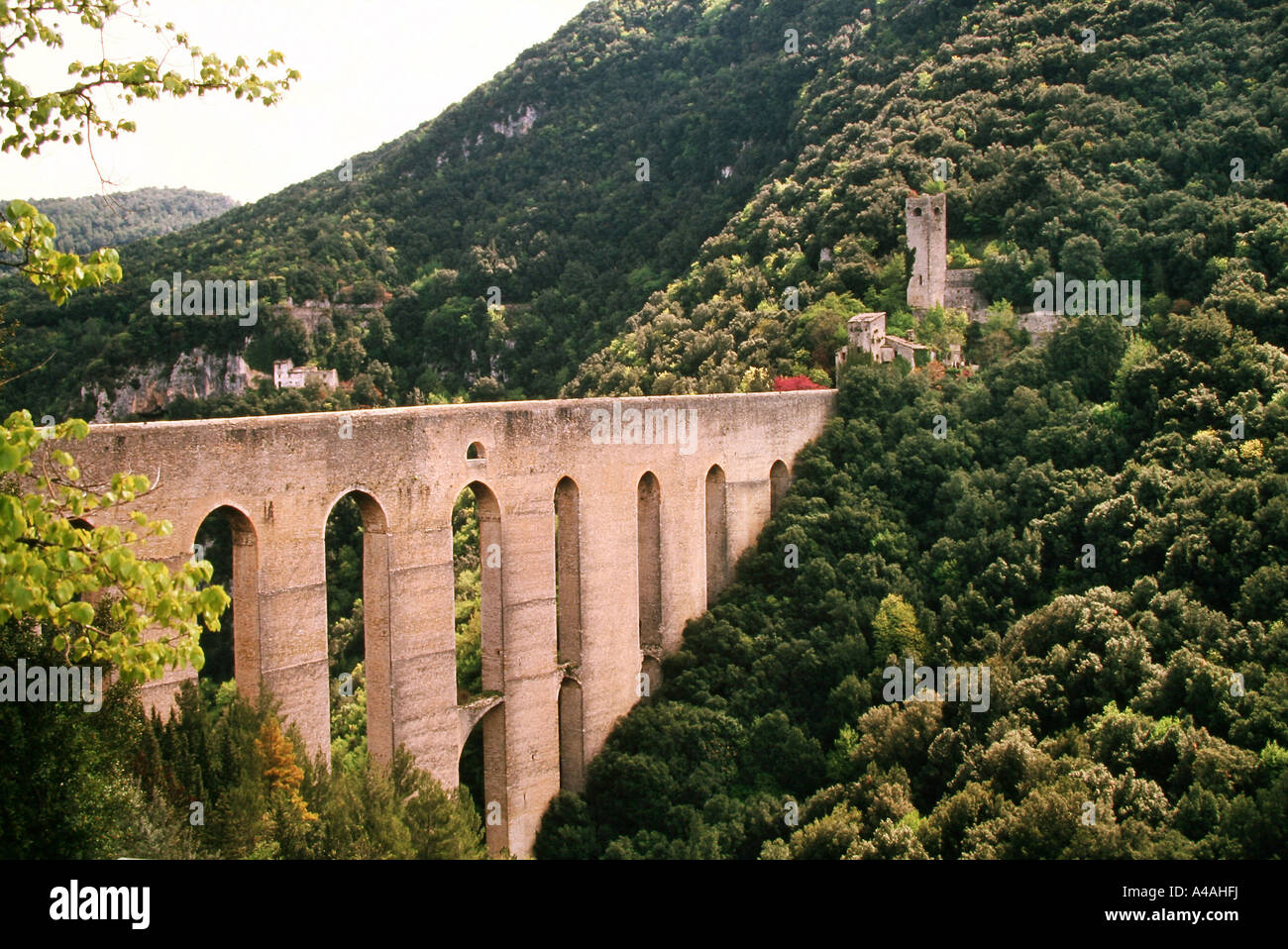 Spoleto aqueduct arcade -Fotos und -Bildmaterial in hoher Auflösung – Alamy