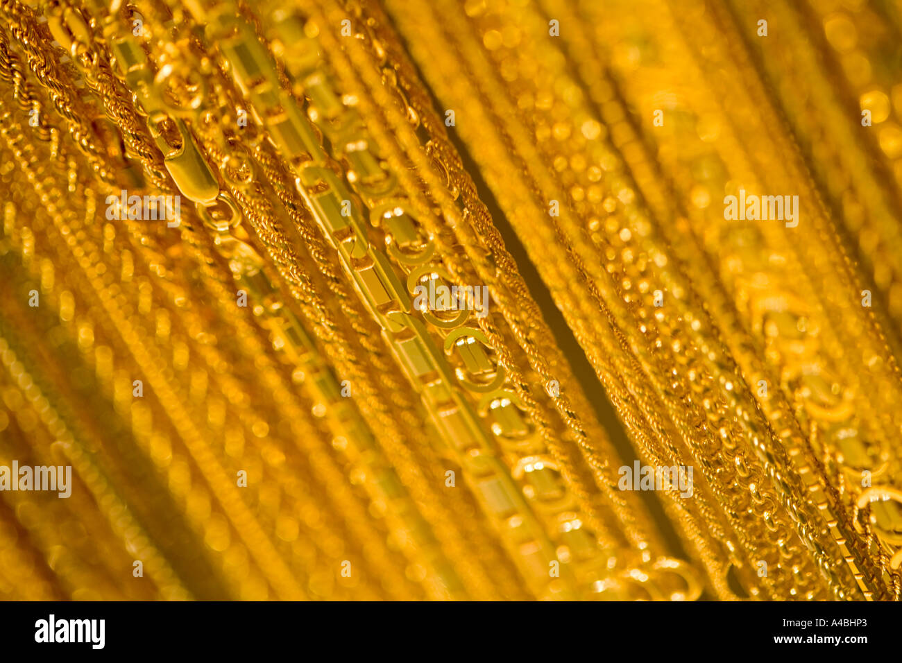 Gold chains -Fotos und -Bildmaterial in hoher Auflösung – Alamy