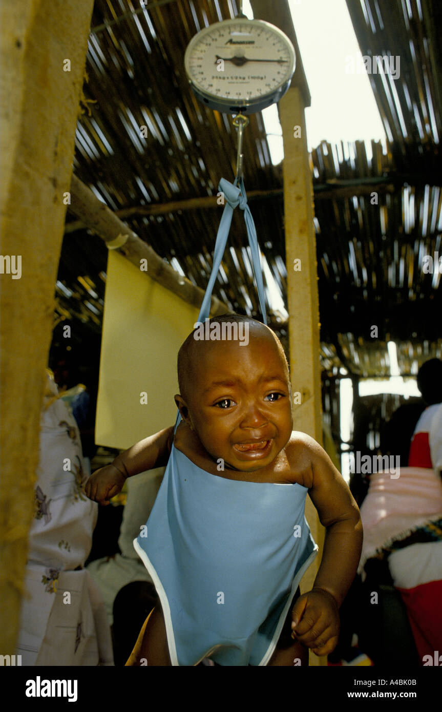 Baby wird gewogen -Fotos und -Bildmaterial in hoher Auflösung – Alamy