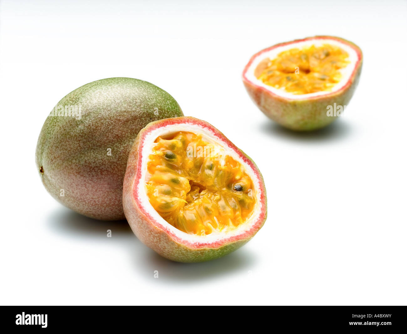 Passion fruit pulp seeds -Fotos und -Bildmaterial in hoher Auflösung ...