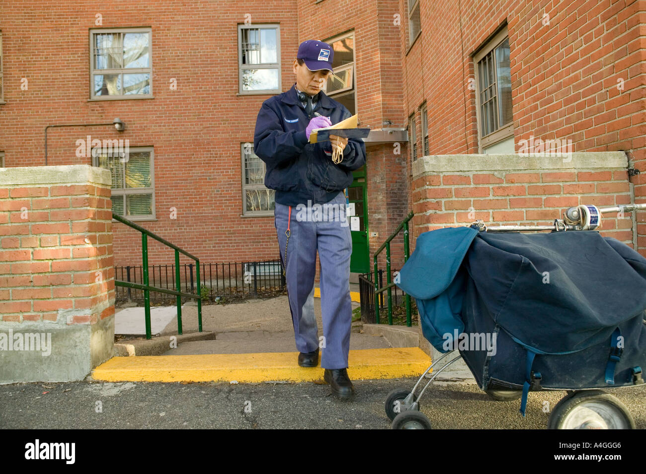 Ein postbote bei der arbeit -Fotos und -Bildmaterial in hoher Auflösung ...