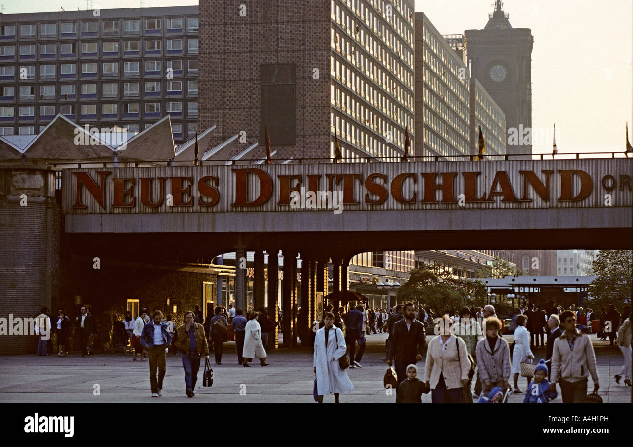 Straßenszene, Alexanderplatz, Ost-Berlin, DDR Stockfotografie - Alamy