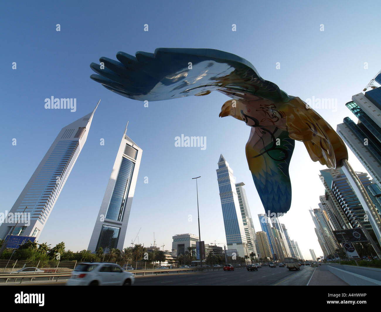 Dubai, Sheikh Zayed Road, moderne Skyline, Falcon Skulptur, Emirates ...